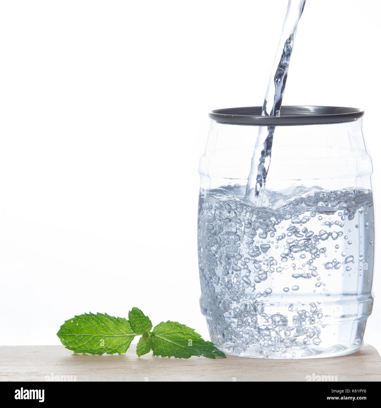 Water poured glass ice cubes hi-res stock photography and images - Alamy
