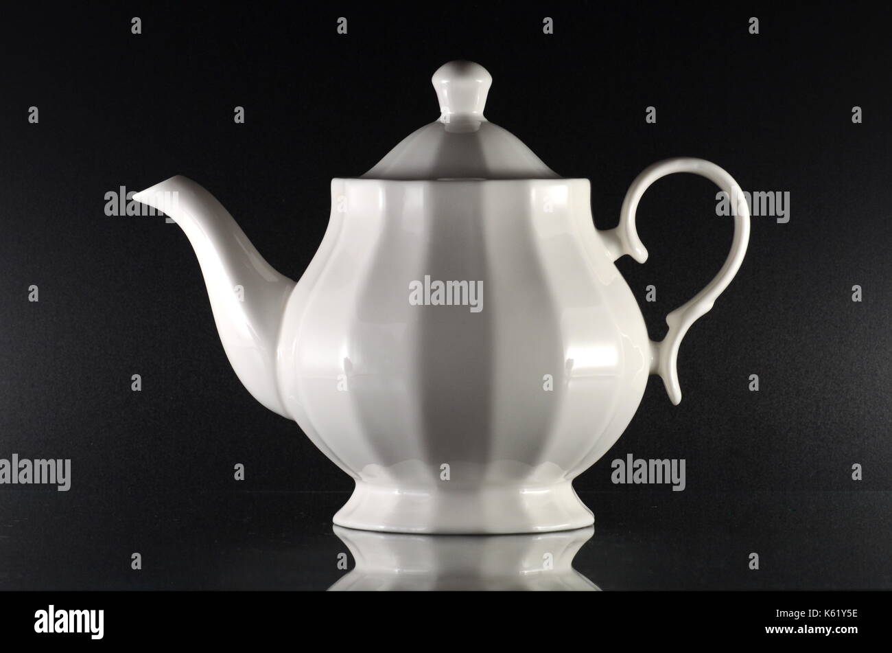 Black kettle hi-res stock photography and images - Alamy