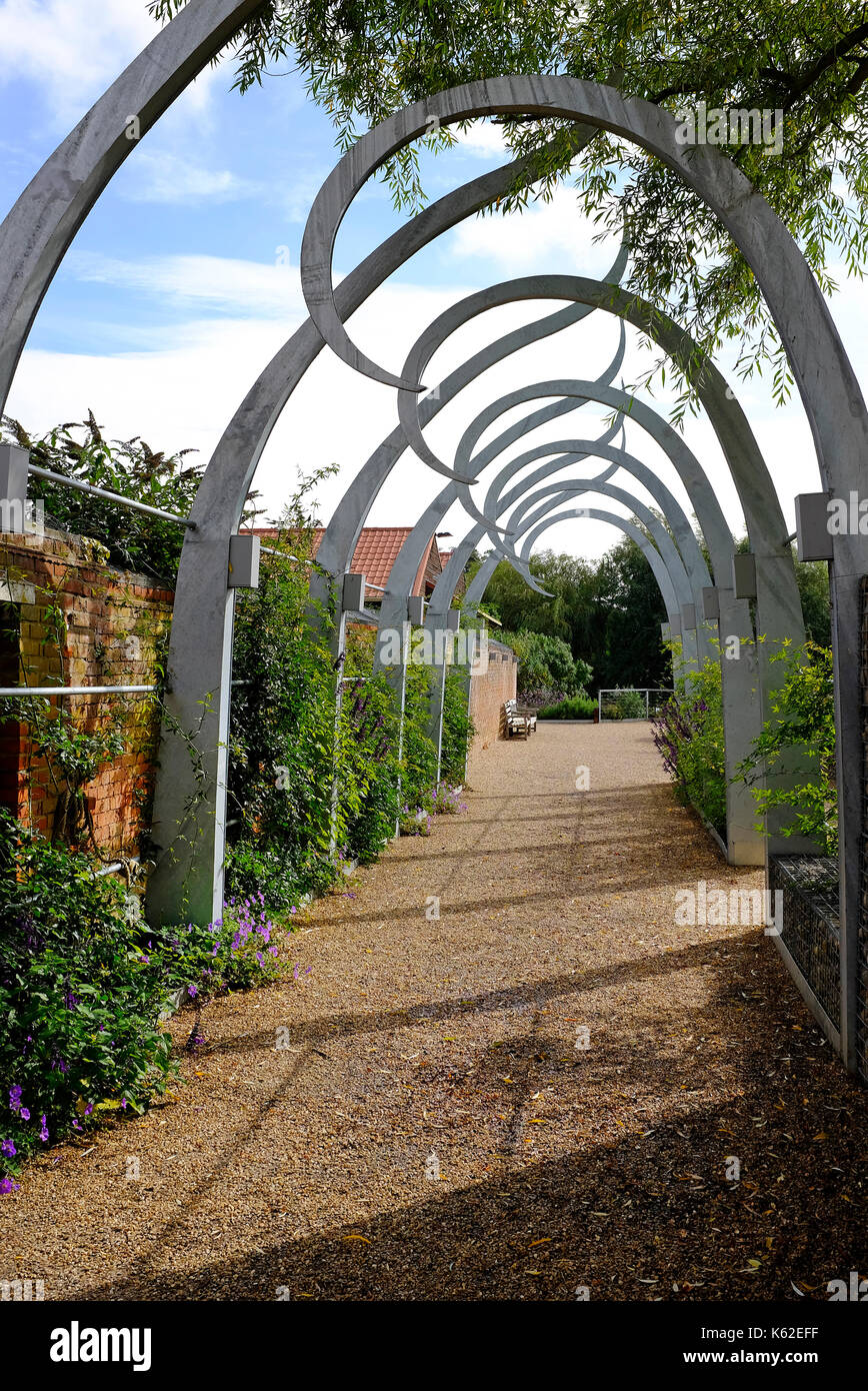 Archway garden england hi-res stock photography and images - Alamy