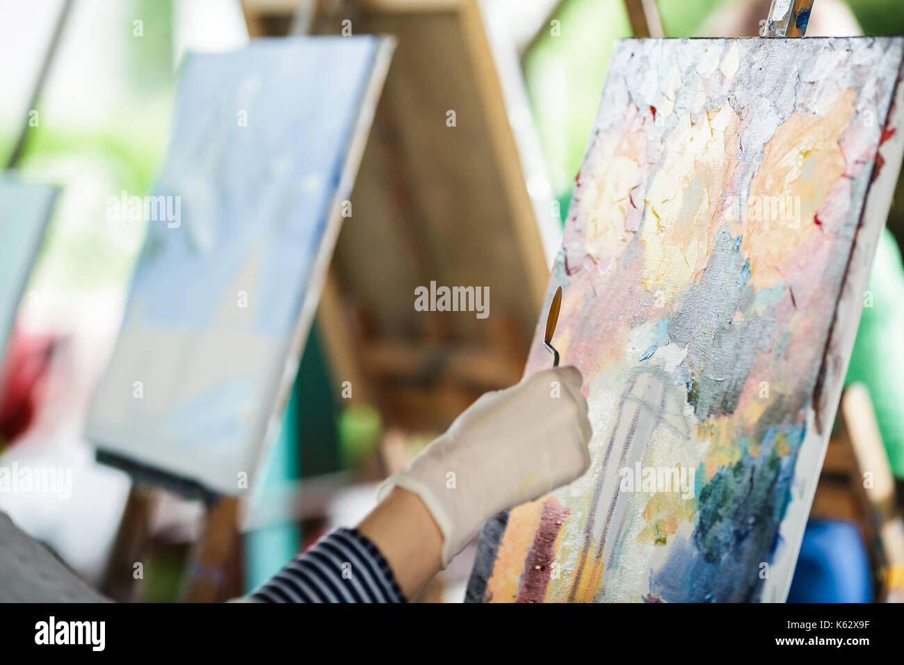 Artists hand palette knife hi-res stock photography and images - Alamy