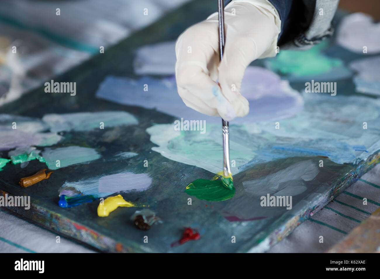 Holding paint pallet hi-res stock photography and images - Alamy
