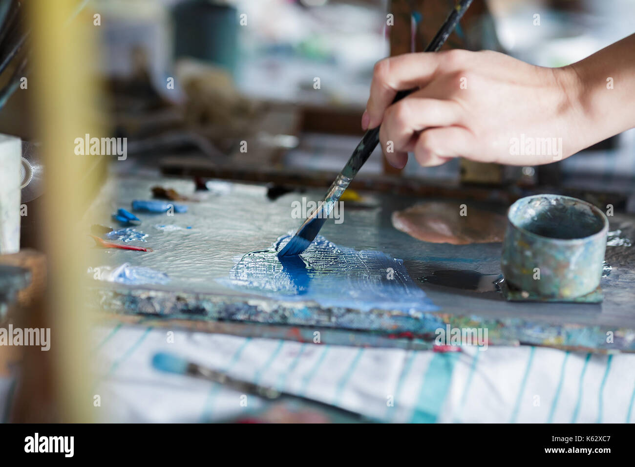 Holding paint pallet hi-res stock photography and images - Alamy