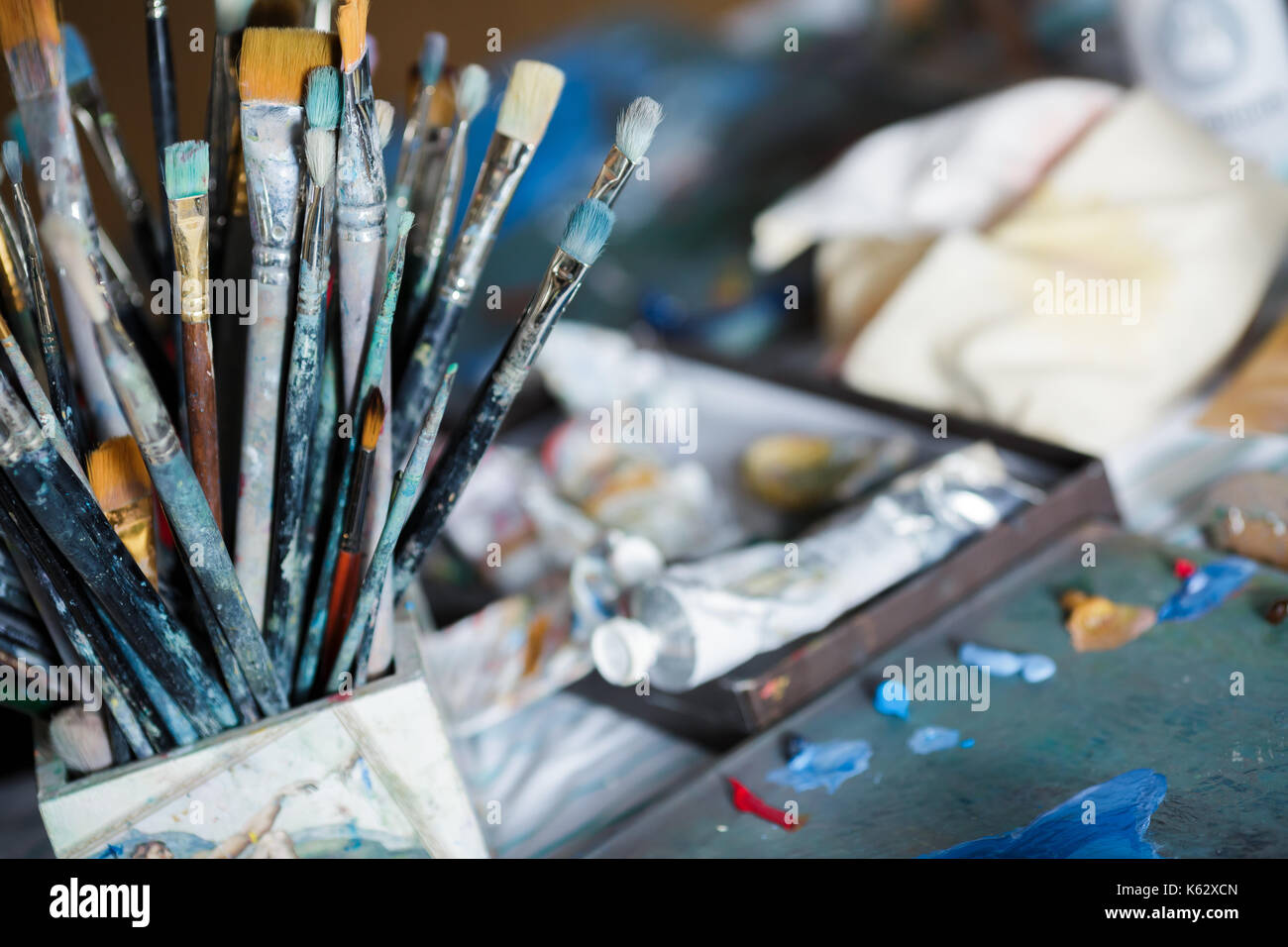 Ancient paint brushes hi-res stock photography and images - Alamy