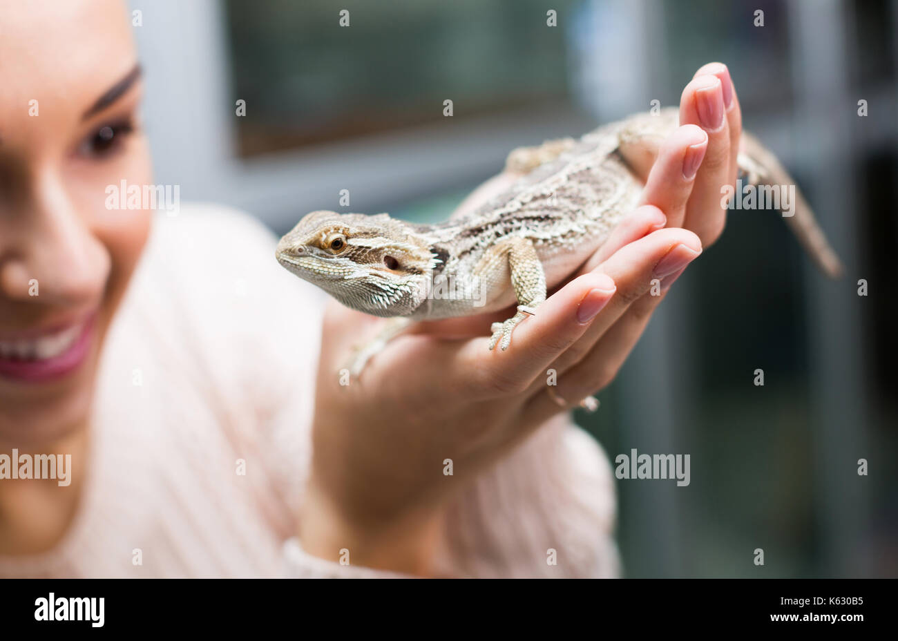 Woman holding lizard hi-res stock photography and images - Alamy