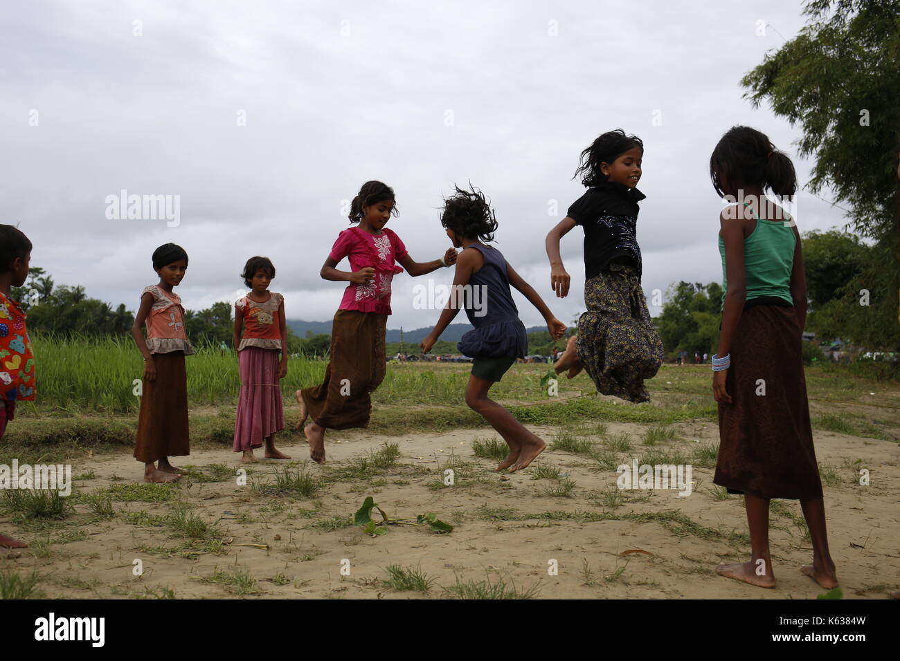 Teknaf, Bangladesh. 10th Sep, 2017. Rohingya refugee children are ...