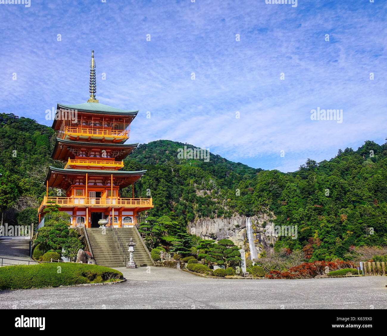 The pagoda of Seigantoji and Nachi no Taki waterfall in Nachi, Japan ...