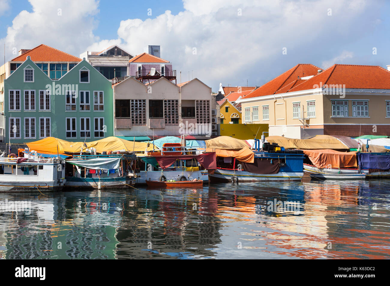 Colorful floating fruit market in Willemstad on Curacao Stock Photo - Alamy