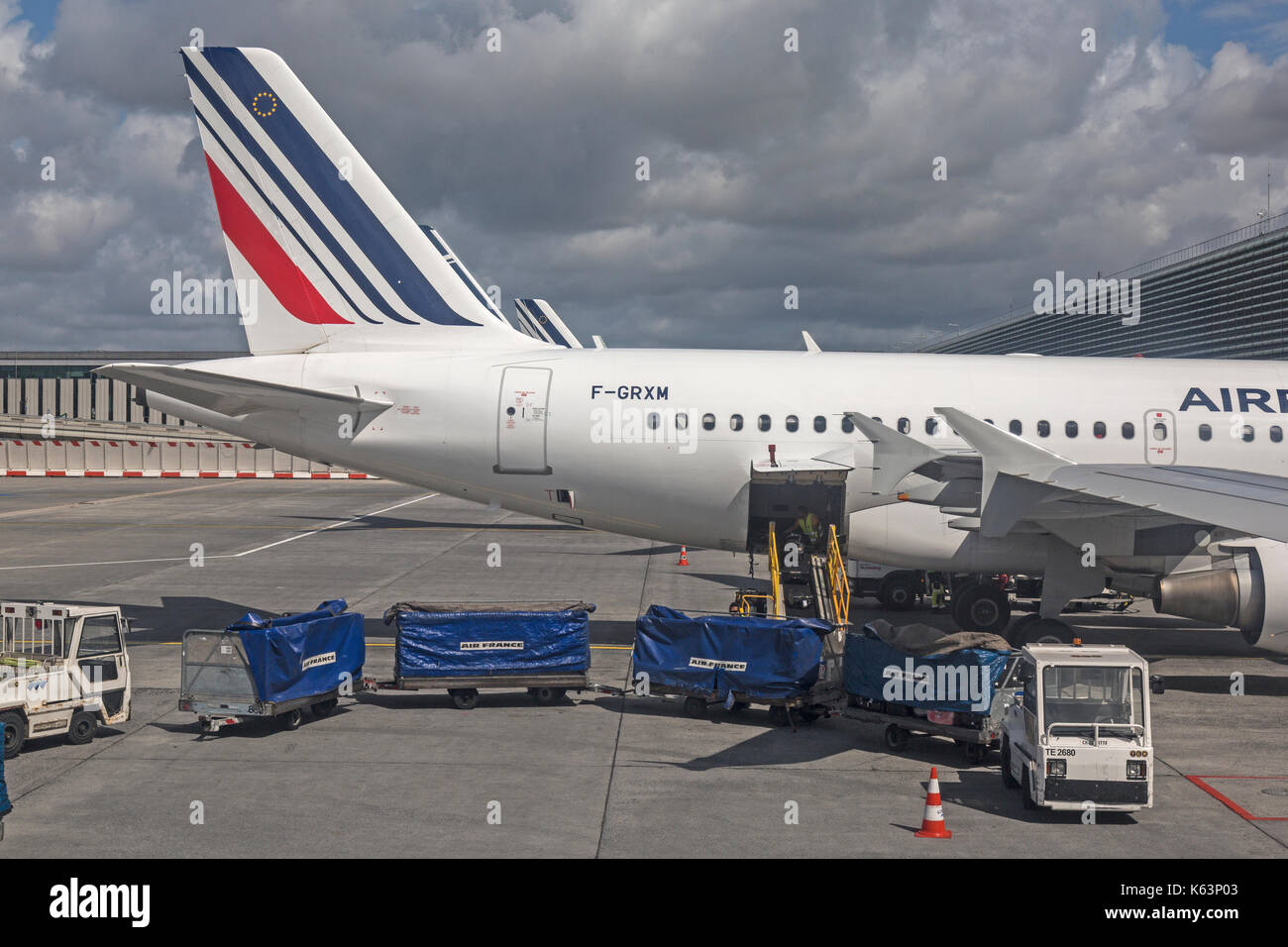 Air France Airbus A319 F-GRXM, being loaded with luggage and cargo at ...