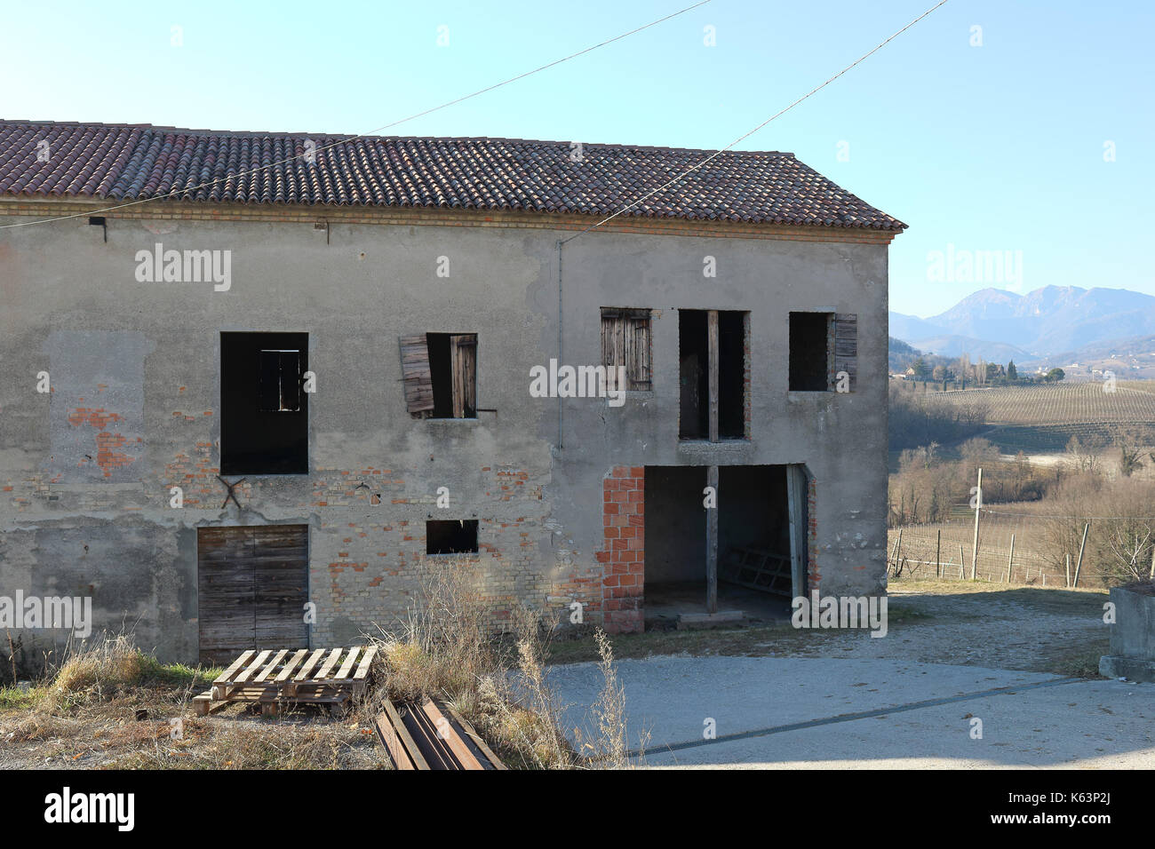 Missing windows hi-res stock photography and images - Alamy