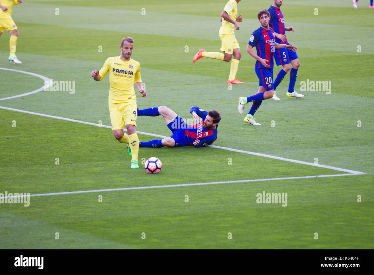 Leo Messi falls after being tackled inside penalty area - 6/5/17 ...