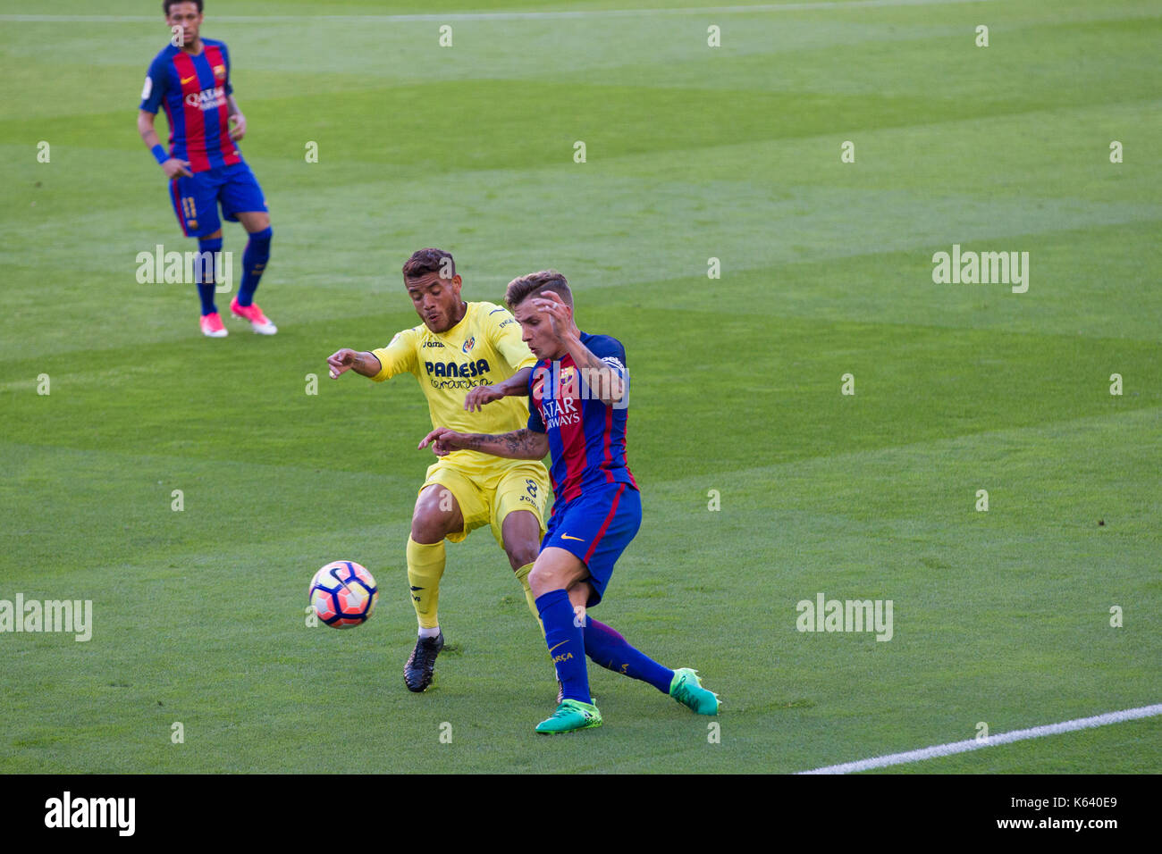 Football player tackling hi-res stock photography and images - Alamy