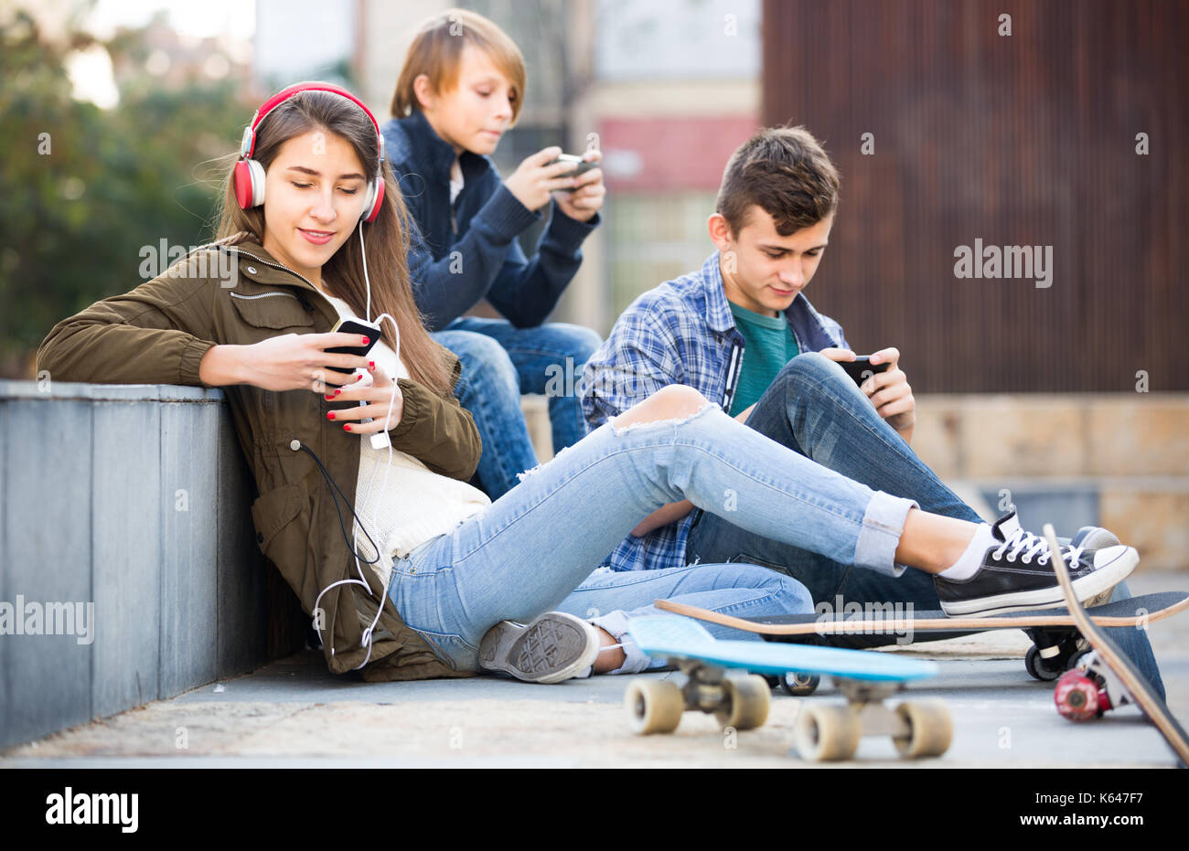 Teenagers watching music hi-res stock photography and images - Alamy