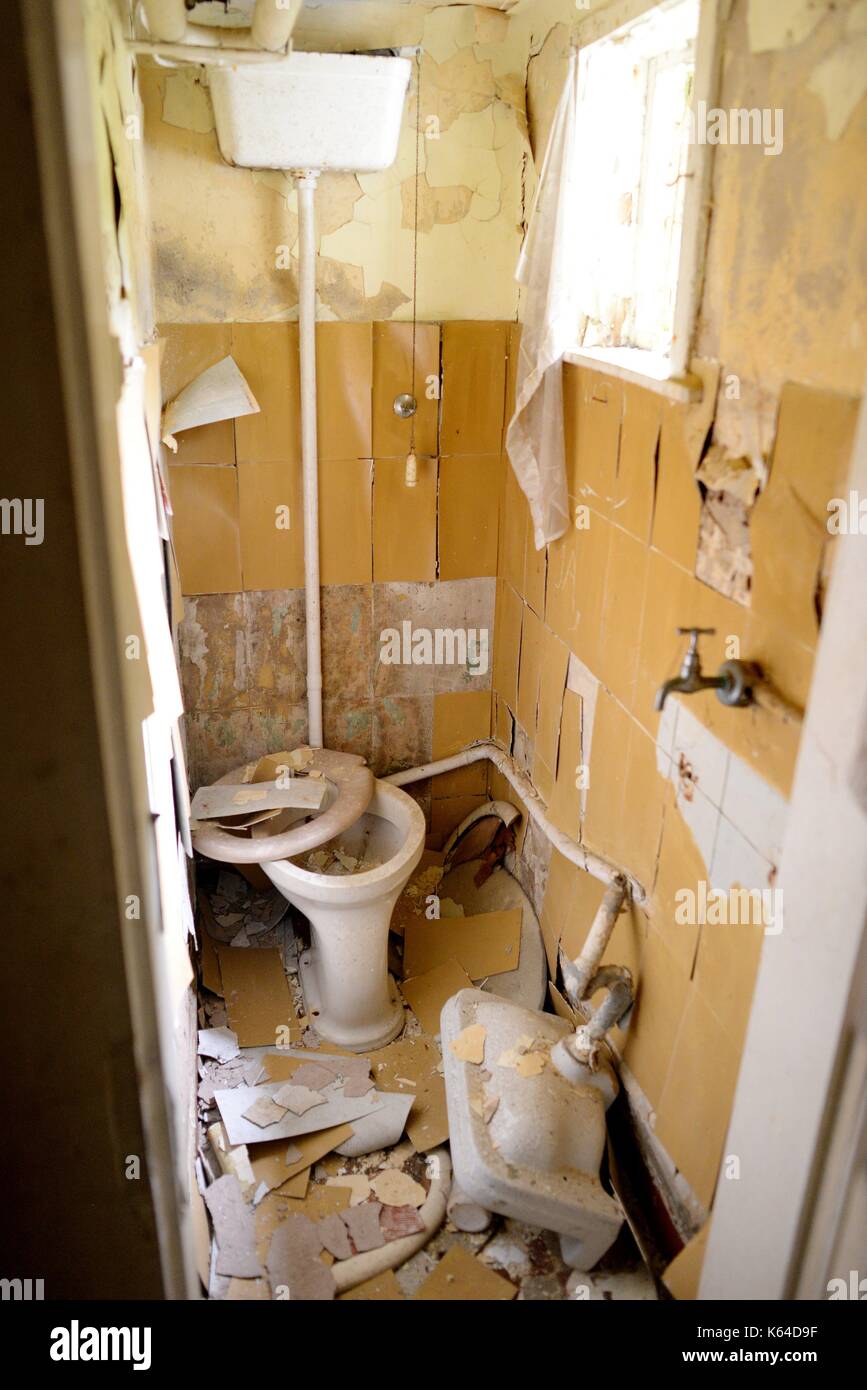 Rundown bathroom hi-res stock photography and images - Alamy