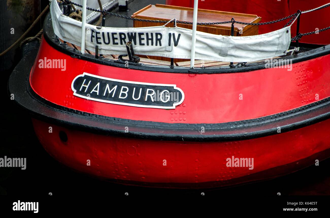 Hamburg, Germany. 19th May, 2017. A boat of the fire department in the ...