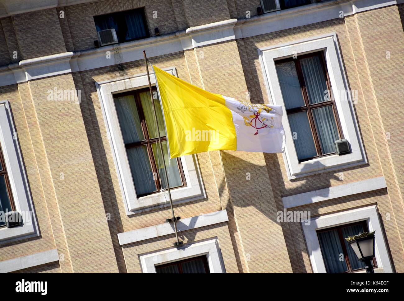 Vatikan, Holy See. 18th July, 2017. Vatican flag near the St. Peter's ...