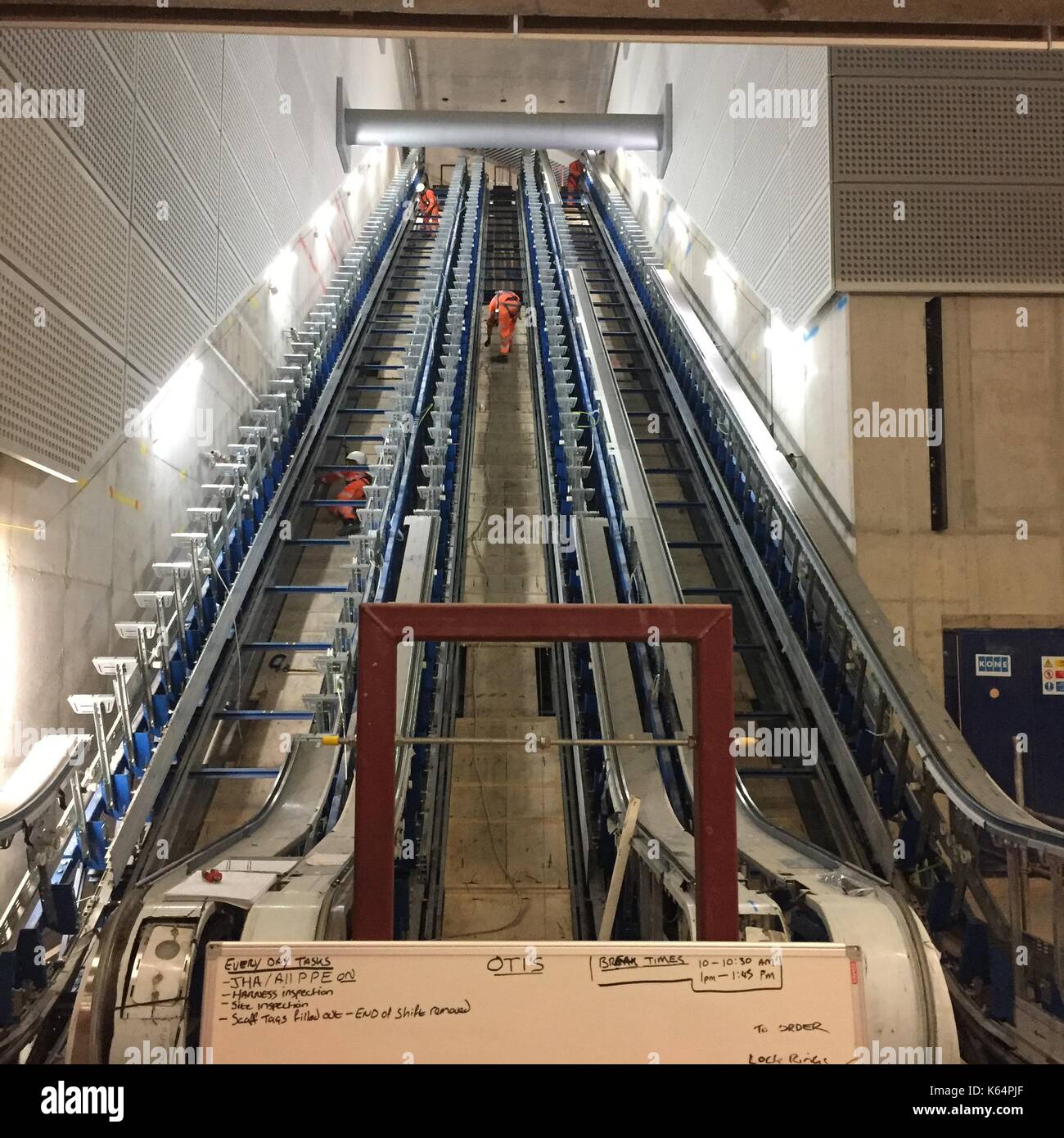 New escalators hi-res stock photography and images - Alamy