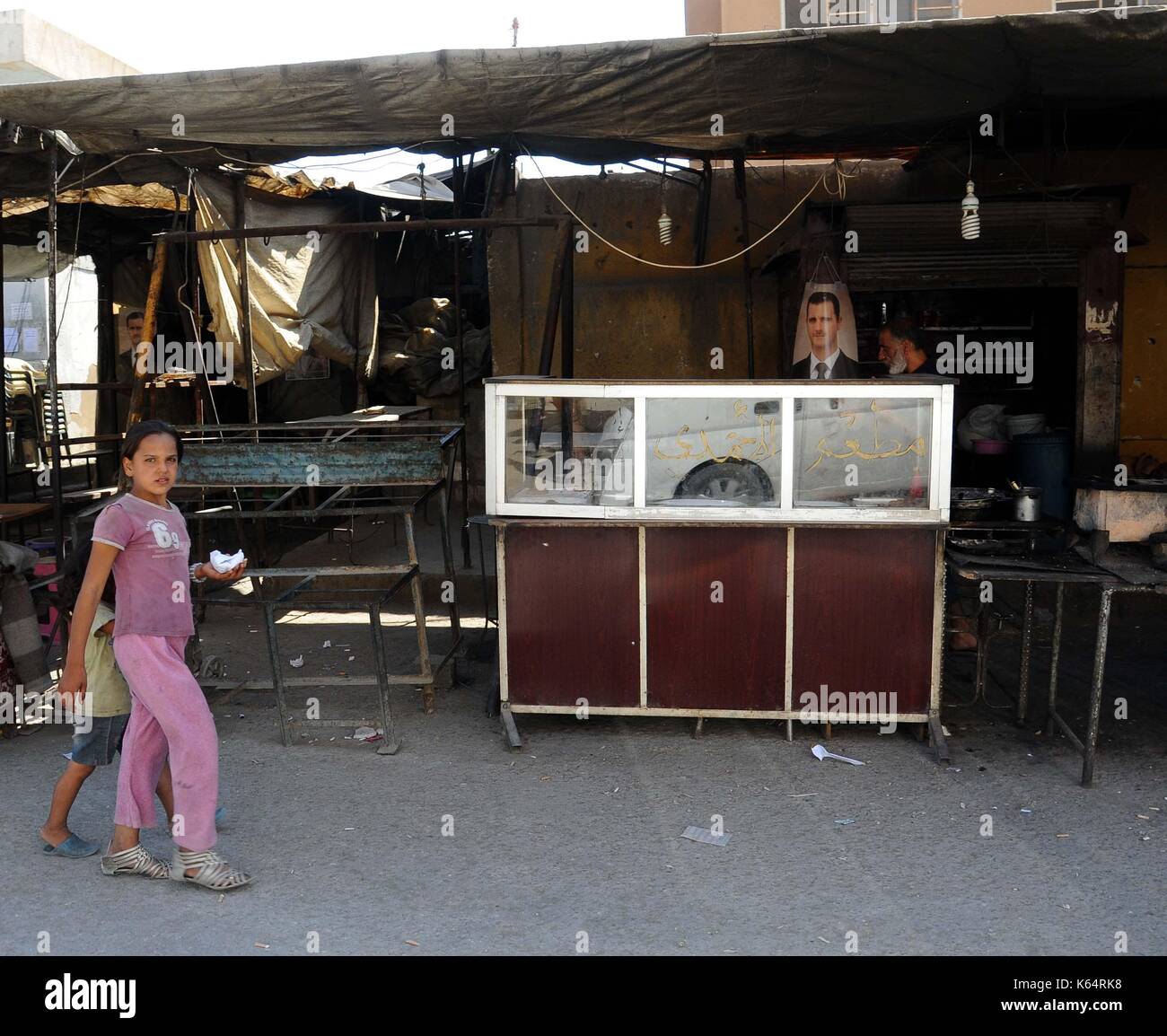 (170912) -- DEIR AL-ZOUR, Sept. 12, 2017 (Xinhua) -- Children walk past ...
