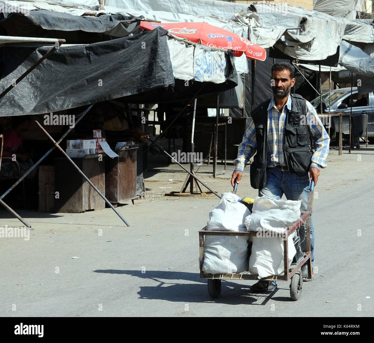 (170912) -- DEIR AL-ZOUR, Sept. 12, 2017 (Xinhua) -- A man pushes a ...