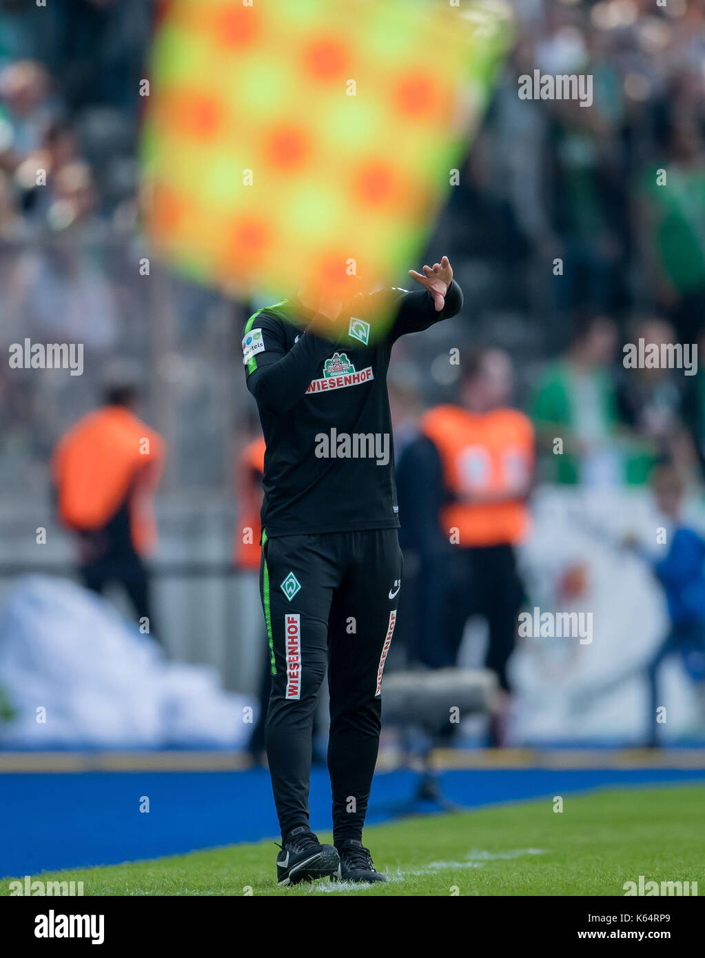Bremen's coach Alexander Nouri has the flag of the refereee in front of ...