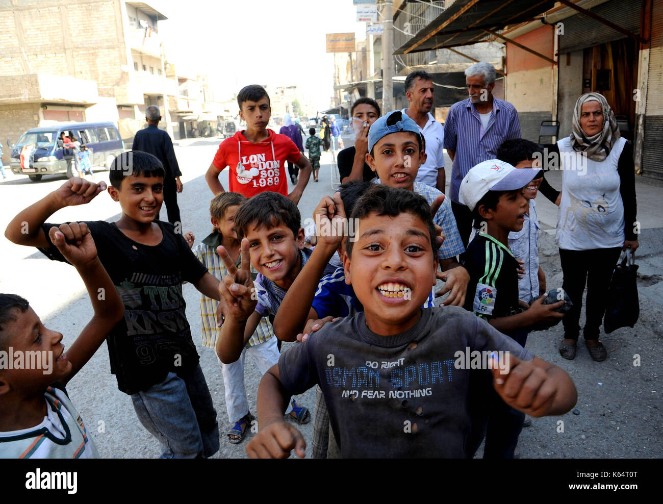 (170912) -- DEIR AL-ZOUR, Sept. 12, 2017 (Xinhua) -- Children cheer in ...