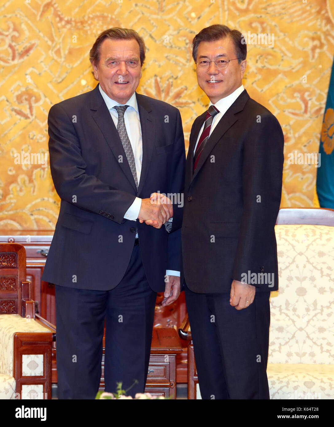 Moon meets ex-German leader South Korean President Moon Jae-in (R ...