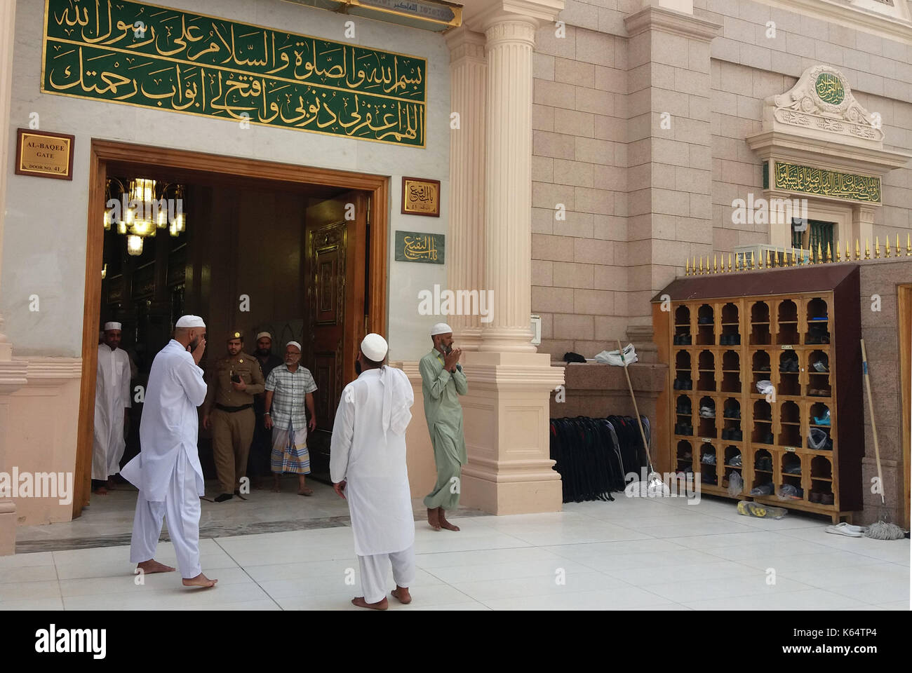 Medina, Saudi Arabia. 11th Sep, 2017. Muslims pilgrims visit the tomb ...