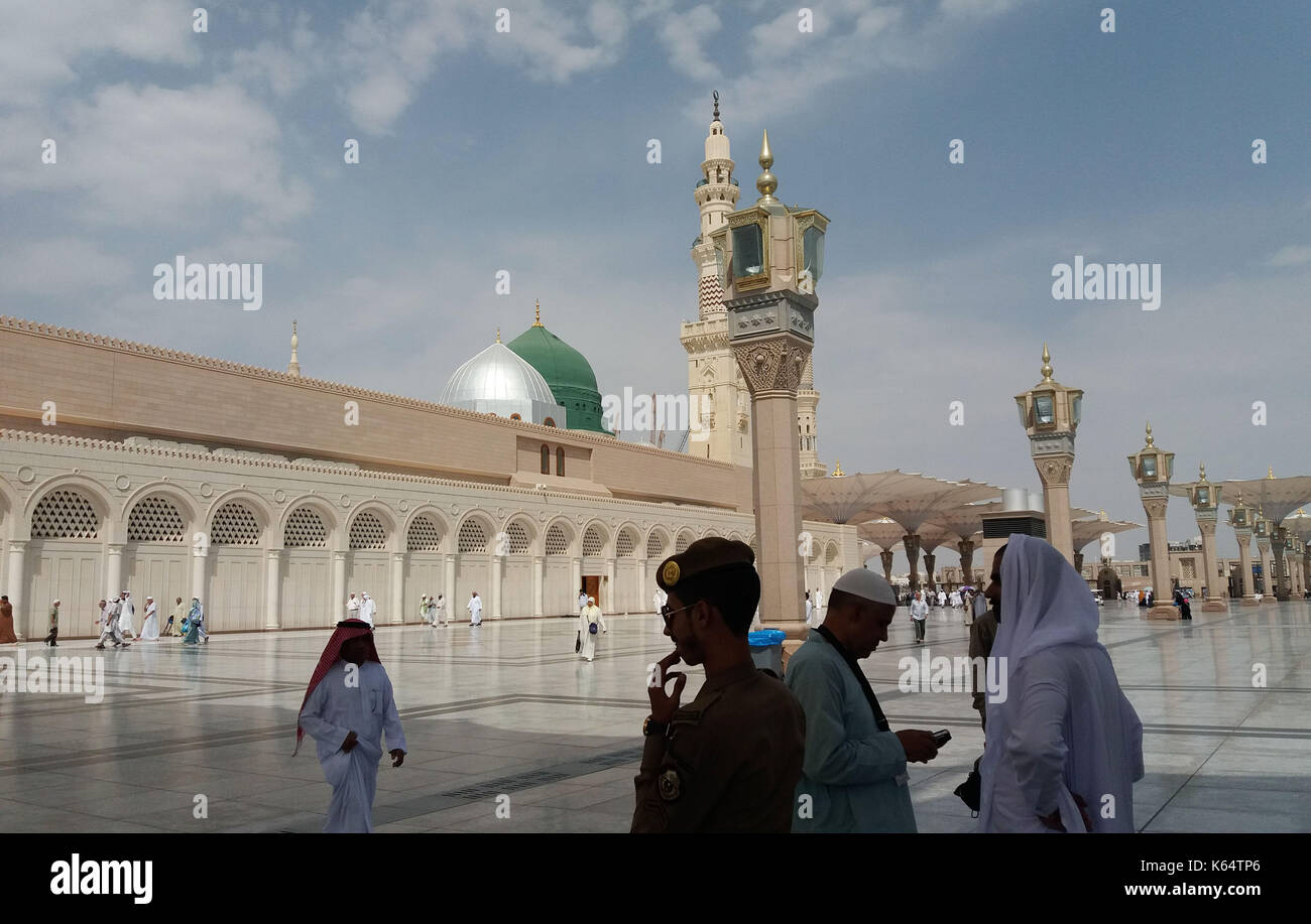 Medina, Saudi Arabia. 11th Sep, 2017. Muslims pilgrims visit the tomb ...