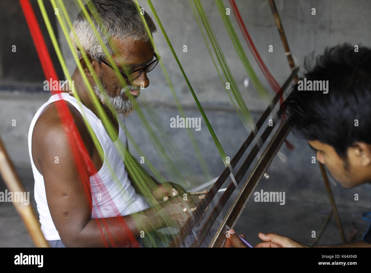 Artisan weaving Jamdani saree on the traditional handloom at Rupganj ...