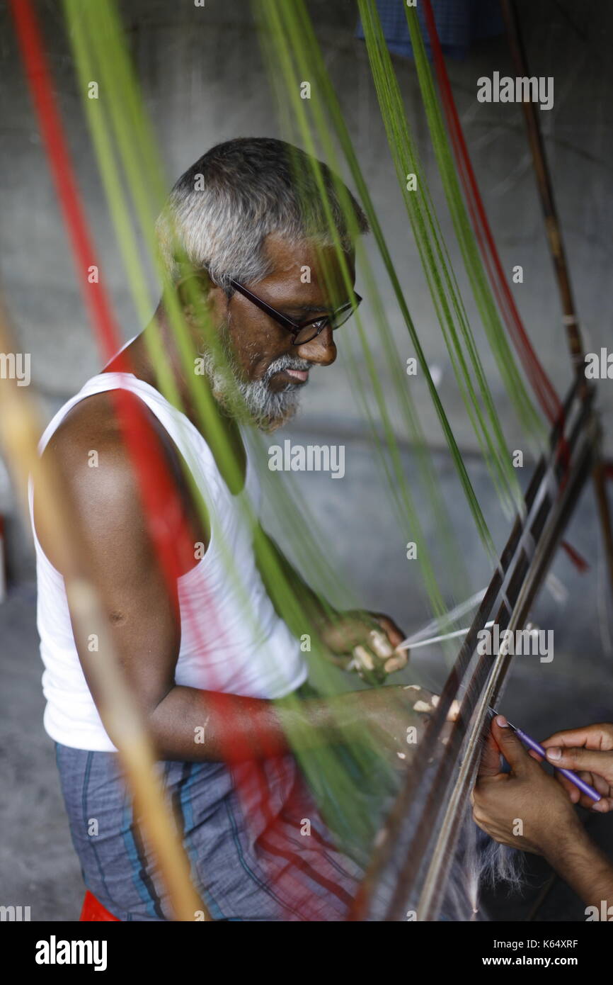 Artisan weaving Jamdani saree on the traditional handloom at Rupganj ...
