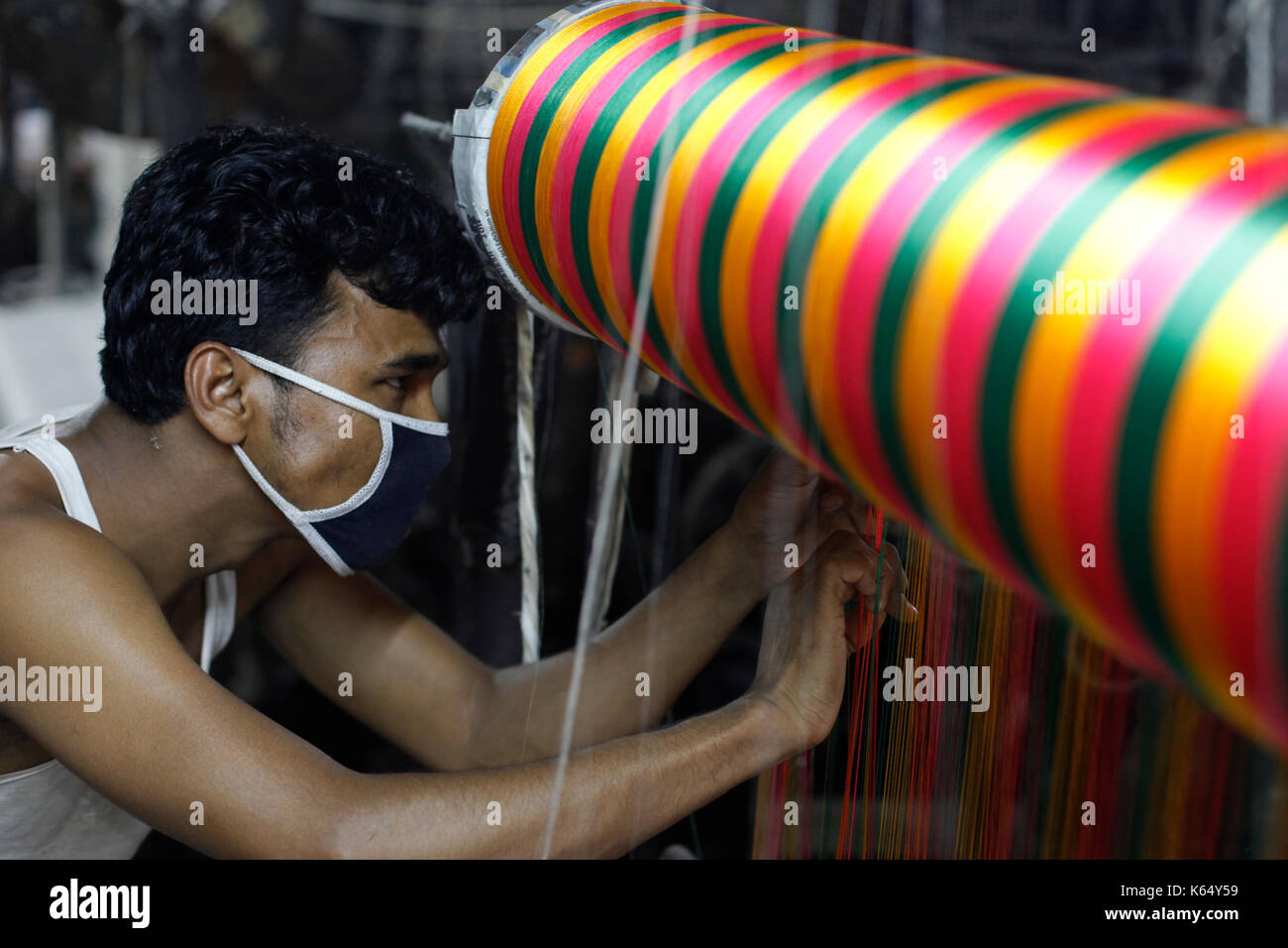 Artisan weaving Jamdani saree on the traditional handloom at Rupganj ...