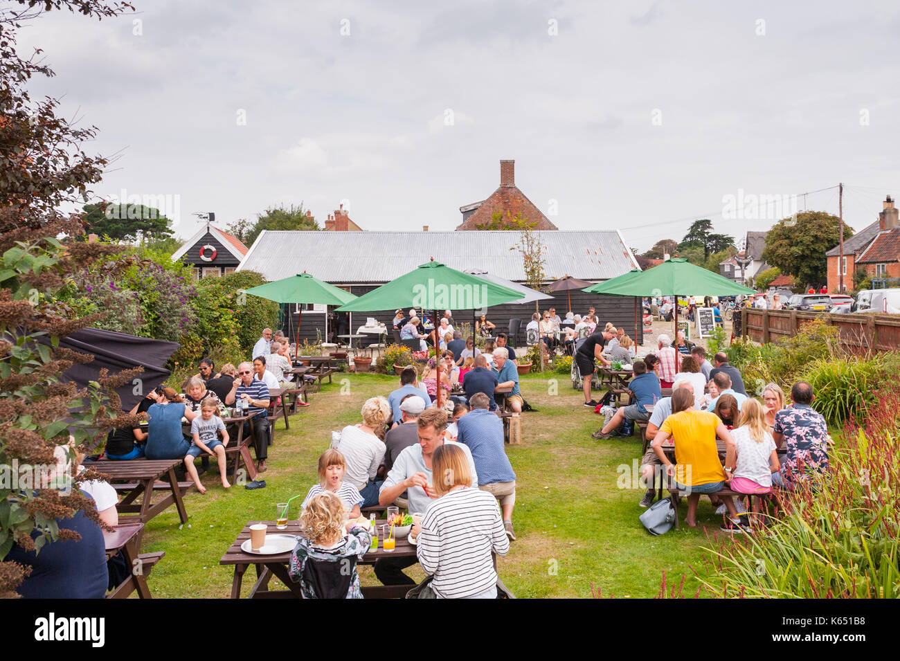 People sitting outside tea shop hi-res stock photography and images - Alamy