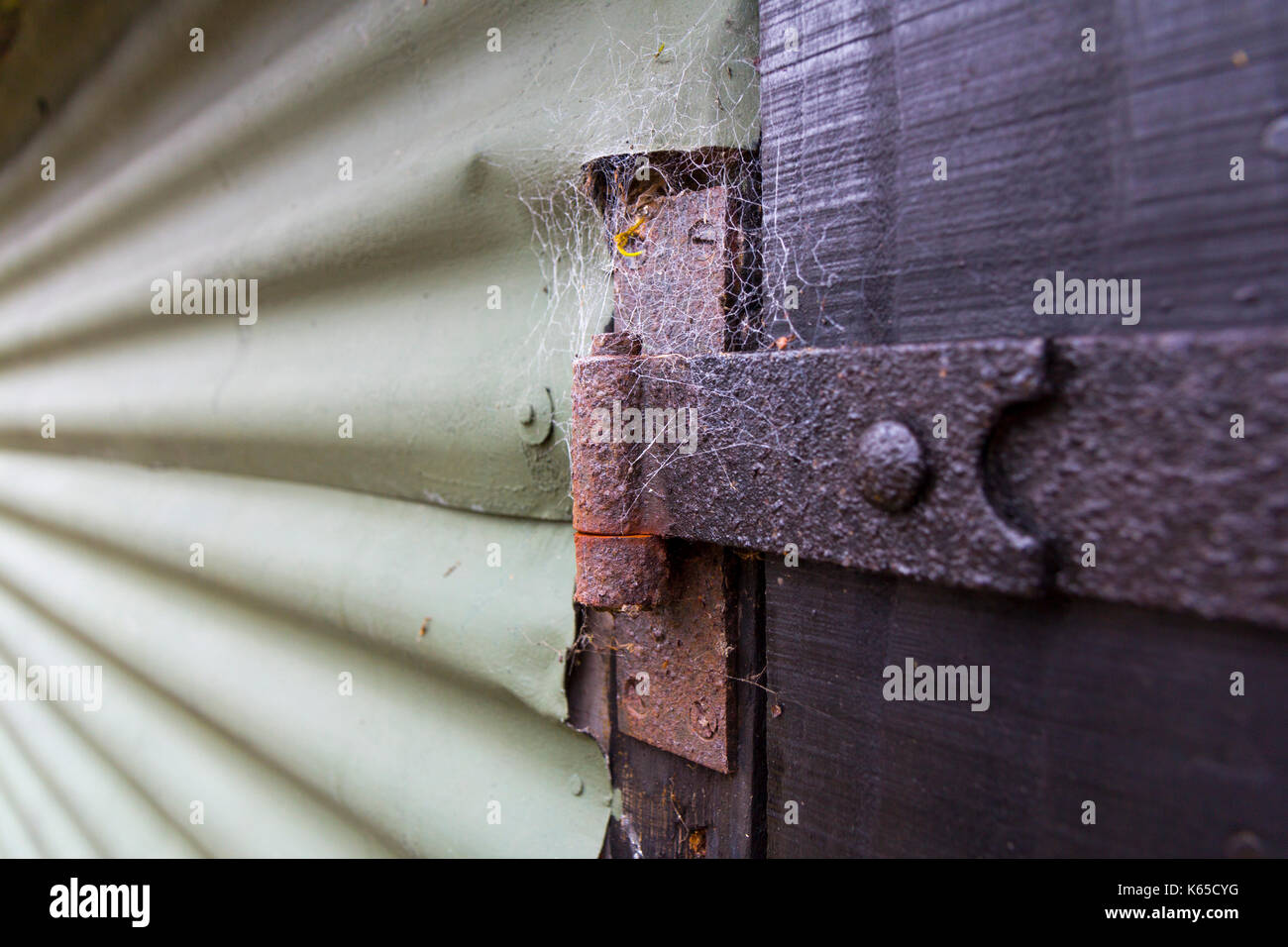 Rusty door hinge on an agricultural building Stock Photo - Alamy