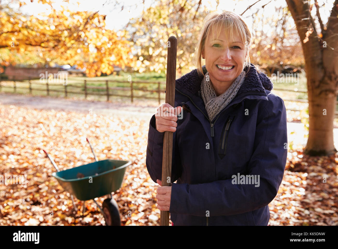 Woman Raking Leaves Stock Photos & Woman Raking Leaves Stock Images - Alamy