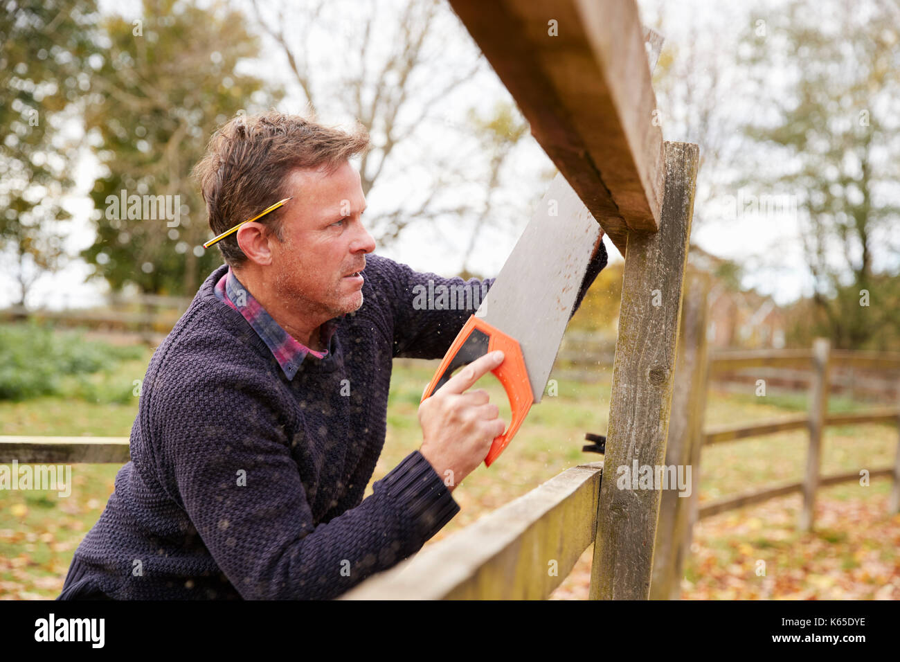 Fixing fence hi-res stock photography and images - Alamy