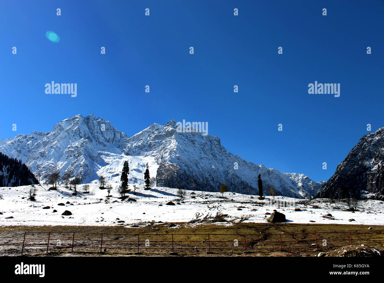 Winter snow mountain valley, Sonmarg in Kashmir, India Stock Photo - Alamy