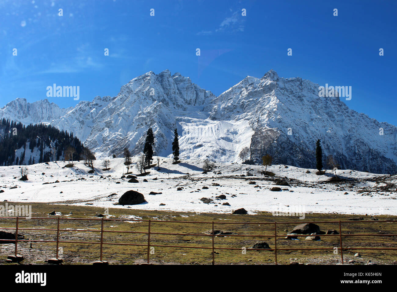 Winter snow mountain valley, Sonmarg in Kashmir, India Stock Photo - Alamy