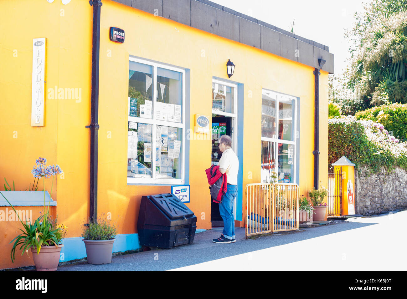 Yellow shopfront hi-res stock photography and images - Alamy