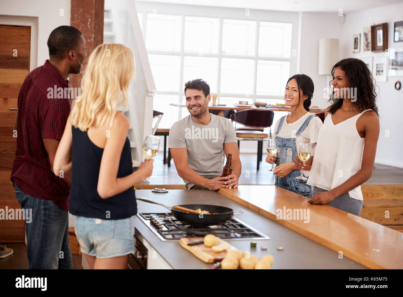 Couple cooking preparing serve food hi-res stock photography and images ...
