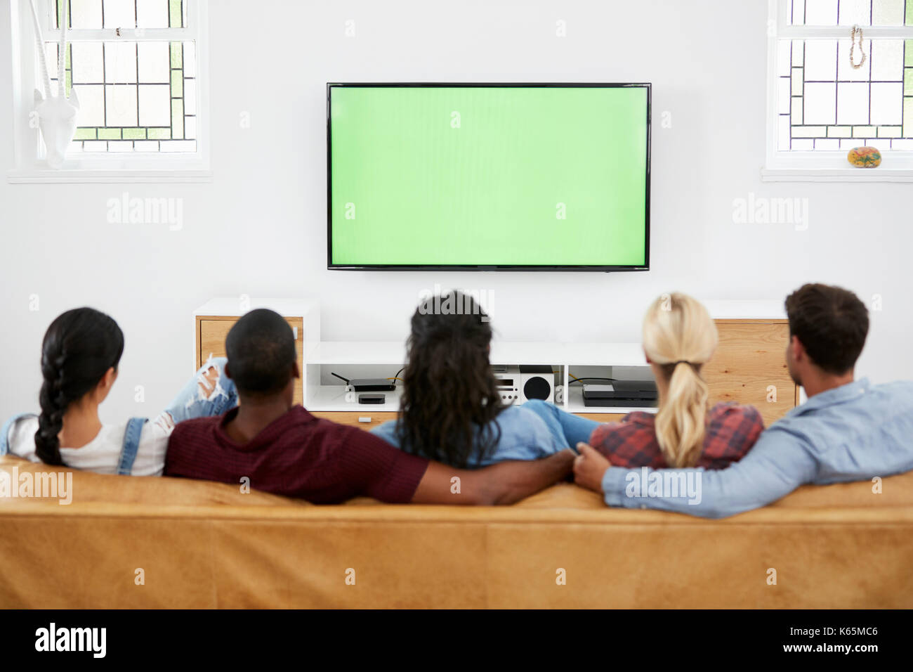 Group people watching tv rear hi-res stock photography and images - Alamy