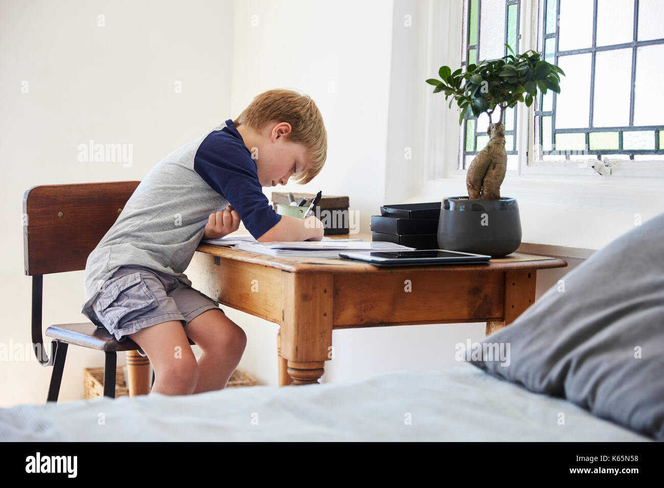 Boy studying homework tablet hi-res stock photography and images - Alamy