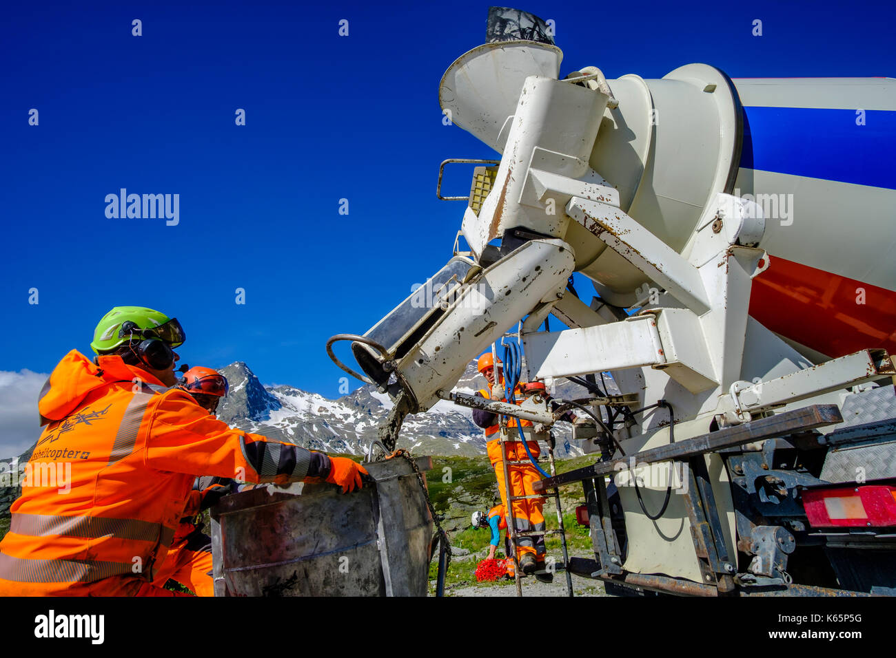 Helicopter transport transporting car vehicle hi-res stock photography ...