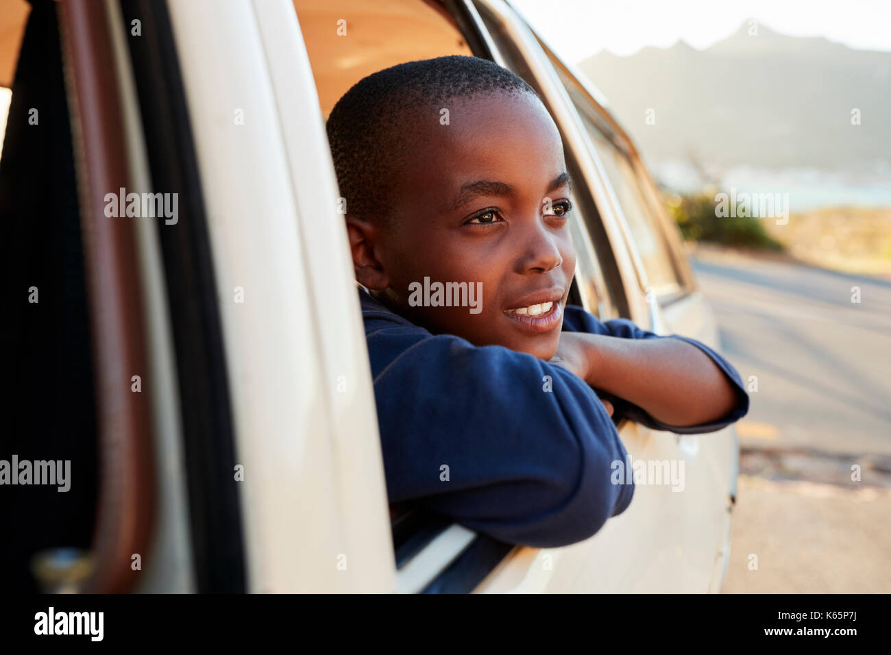 Family looking out car window hi-res stock photography and images - Alamy
