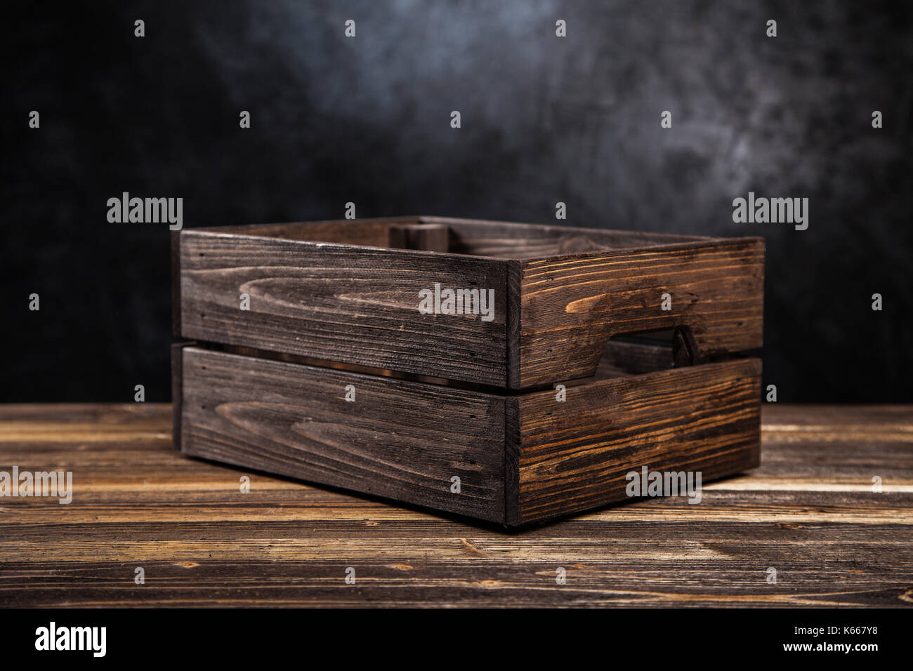 Empty wooden crate Stock Photo - Alamy