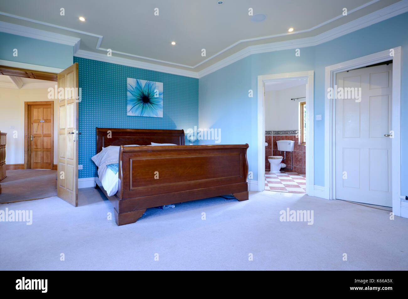 large master bedroom with en suite Stock Photo - Alamy