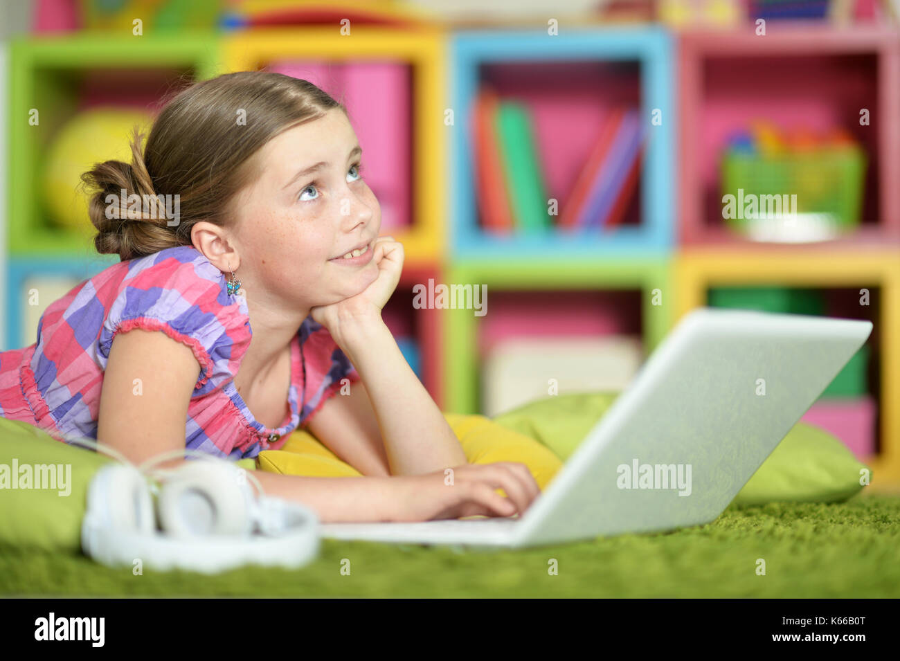 Girl using modern laptop hi-res stock photography and images - Alamy