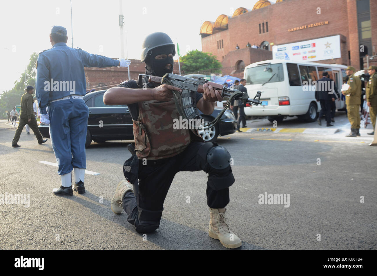 Pakistani police commandos take position on the arrival of World XI ...