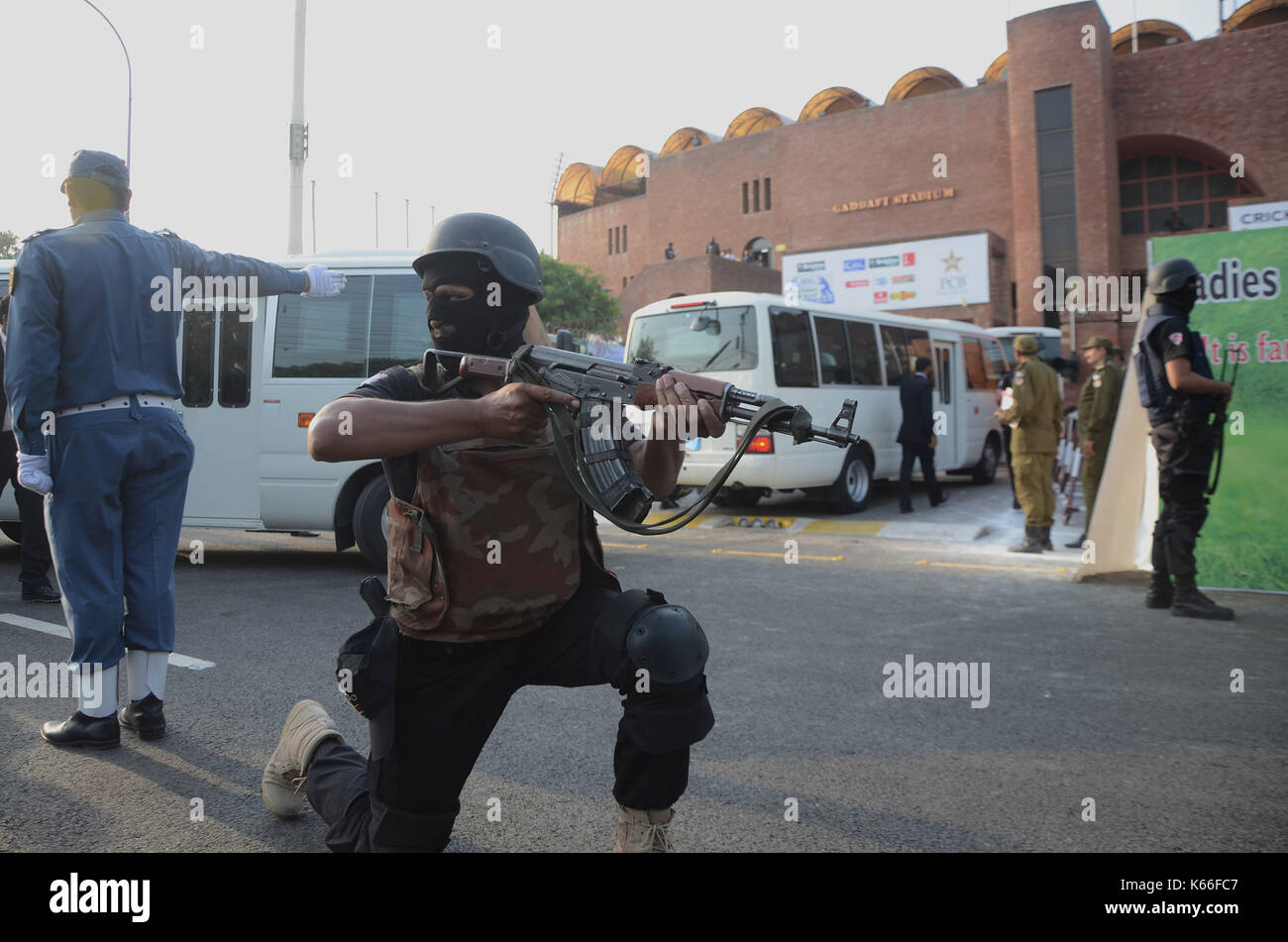 Pakistani police commandos take position on the arrival of World XI ...
