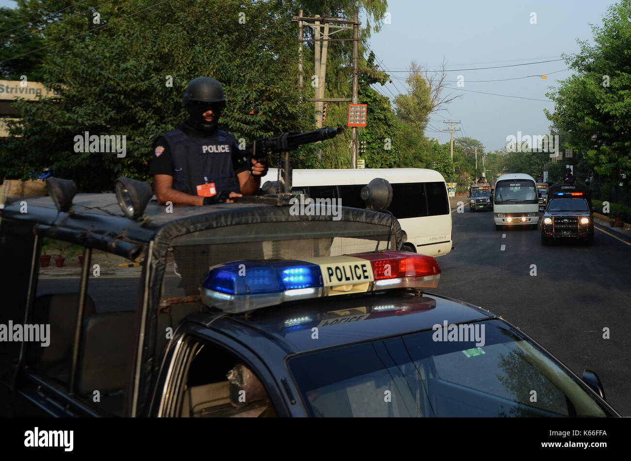 Pakistani police commandos take position on the arrival of World XI ...