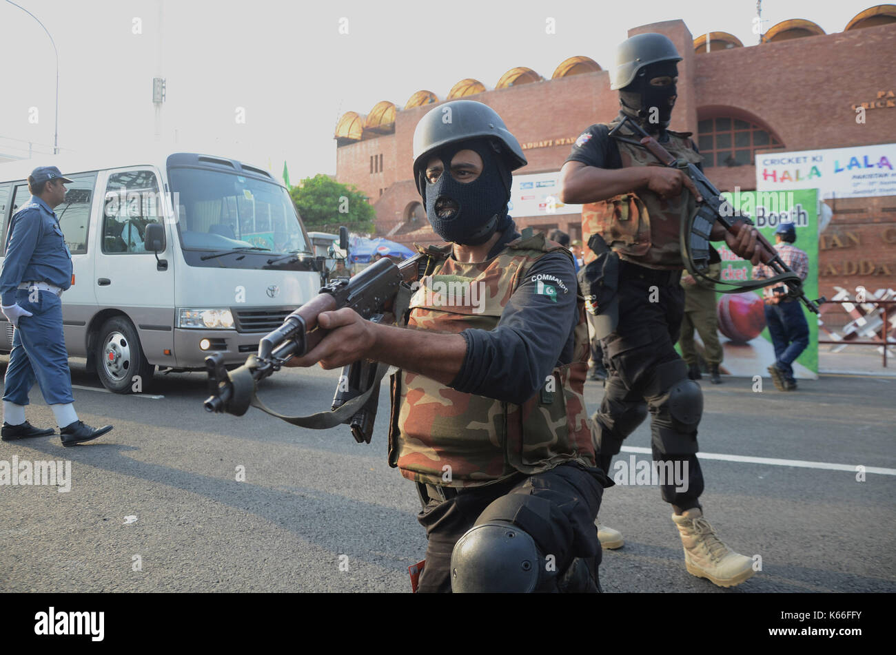 Pakistani police commandos take position on the arrival of World XI ...
