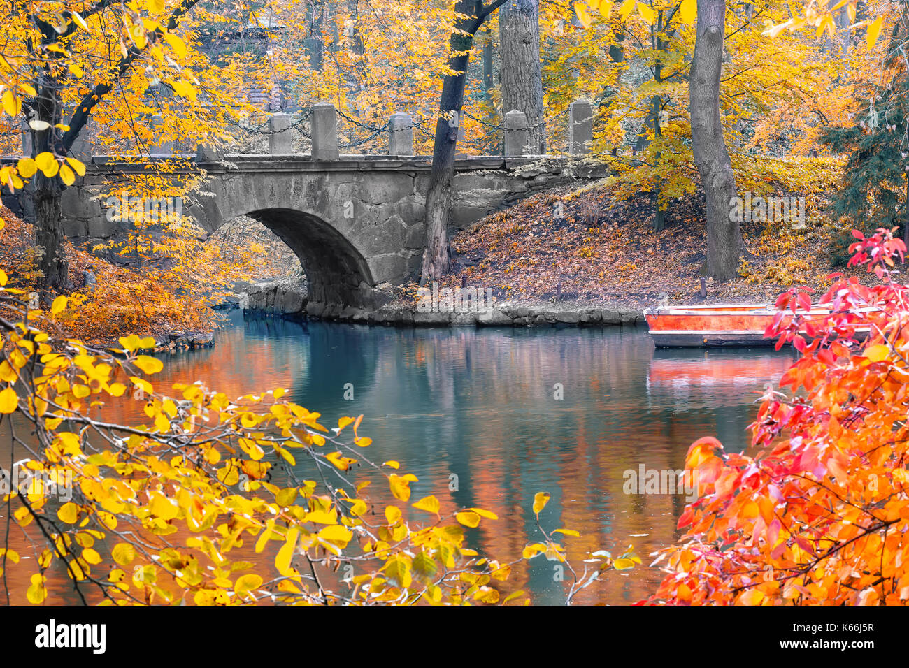 Stone bridge in the park in autumn. Autumn landscape Stock Photo - Alamy